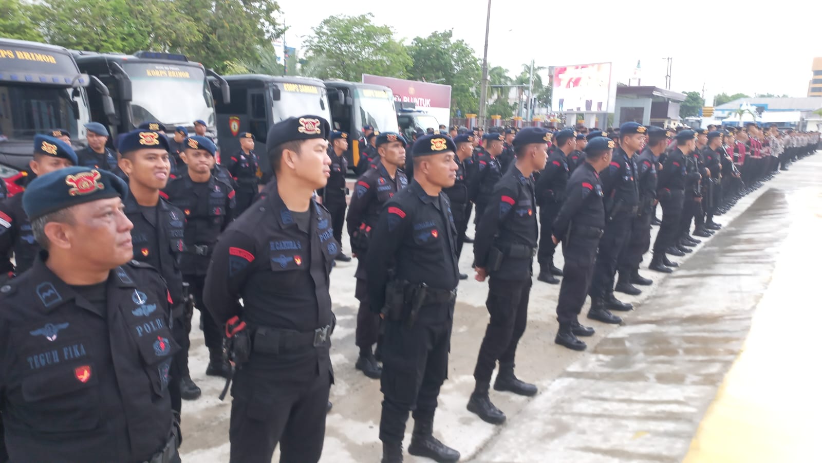 Ratusan Personel Gabungan Siap Amankan Aksi Solidaritas AMKB Di Balikpapan - Mediahumaspolri.com